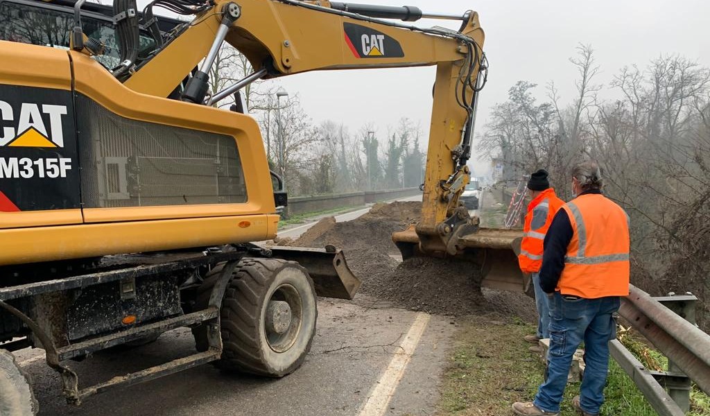 Maxi buca sulla Sp17, operai al lavoro per ricostruire la strada ...
