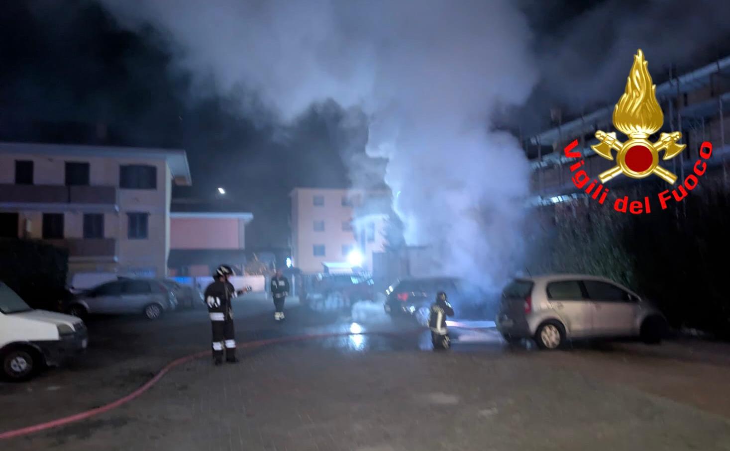 Principio di incendio a Lodi Vecchio, auto parcheggiata spenta dai Vigili del Fuoco - Prima Lodi